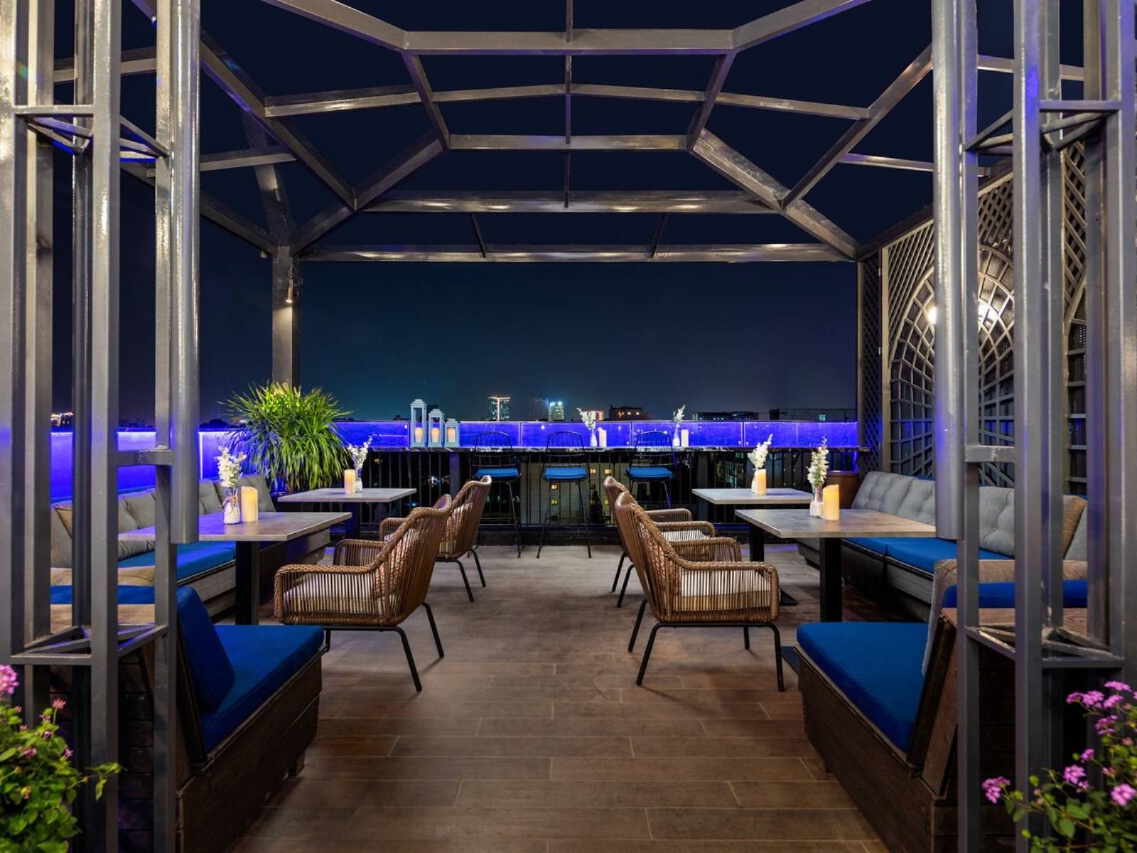 Top 8 rooftop bar Hà Nội có view cực đẹp 2024 - Viet Kieu